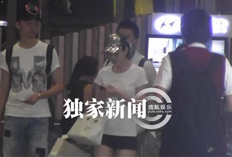 独家：李小冉手捂玉肚开心离京 摒弃冷美人形象 娱乐频道图片库 大视野 搜狐