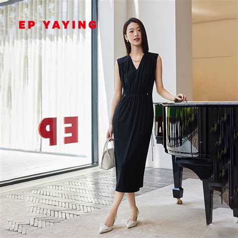 Ep雅莹女装气质醋纤针织小黑裙收腰无袖连衣裙2024夏装新款4101a虎窝淘