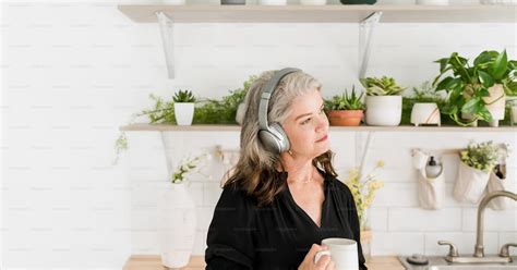 헤드폰을 끼고 커피 한 잔을 들고 있는 여자 사진 Unsplash의 헤드폰 이미지