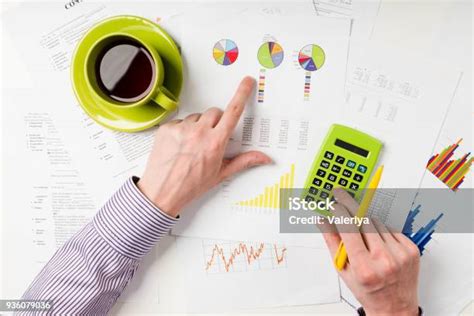 비즈니스 문서 작업 하는 사람과 다이어그램 사무실 테이블에 개념에 대한 스톡 사진 및 기타 이미지 개념 계산기 그래프 Istock