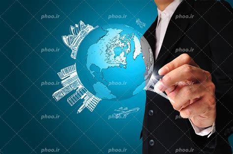 عکس با کیفیت مرد با کت و شلوار در حال کشیدن نقاشی ساختمان ها بر روی کره