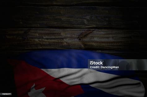 멋진 국가 휴일 플래그 3d 그림 텍스트에 대한 빈 장소와 오래된 나무에 큰 주름 쿠바 플래그의 어두운 이미지 기에 대한 스톡