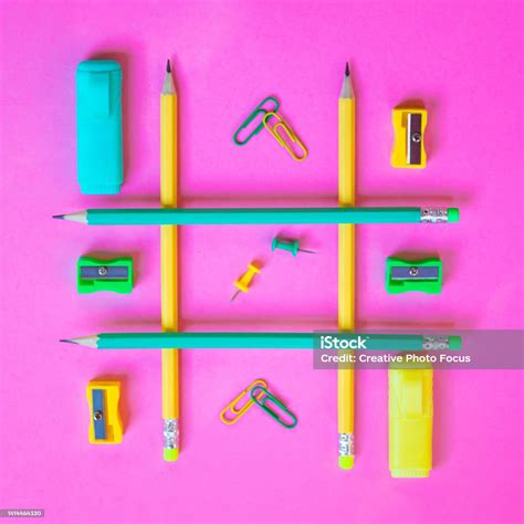 학교 용품과 함께 분홍색 배경에 나무 연필로 만든 깔끔하게 배열 된 패턴 창조적 인 평면 누워 상단보기 문구가있는 학교 개념으로 돌아 가기 교습에 대한 스톡 사진 및 기타