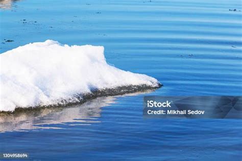青い水の中の大きな氷のクローズアップ地球温暖化溶ける氷河 Horizonのストックフォトや画像を多数ご用意 Horizon カラー