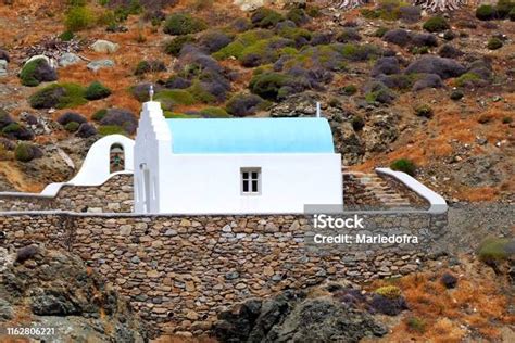 에게 해의 중심부에 있는 키클라데스 섬인 미코노스의 매력 중 하나는 작은 시골 길의 굴곡에 있는 작은 흰색과 파란색 예배당입니다 0명에 대한 스톡 사진 및 기타 이미지