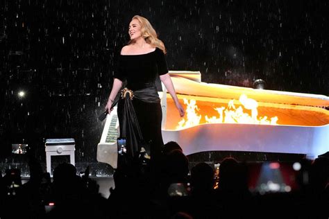 Adele Signs A Bride S Wedding Dress During Las Vegas Residency Show