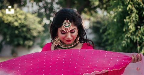 Foto Mujer Con Vestido Floral Rojo Y Blanco Imagen Tradicion Gratis
