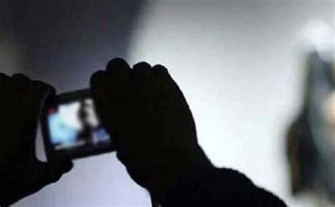 Sextortion నగ్న దృశ్యాలతో వ్యాపారికి ముప్పుతిప్పలు రూ 2 69 కోట్లు వసూలు Gujarat Businessman