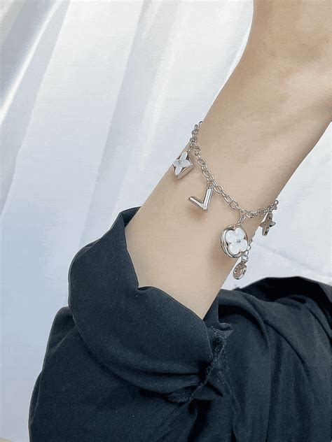 루이 컬러블라썸멀티자개팔찌 팔찌 여성팔찌 여자팔찌 실버팔찌 골드팔찌 자개팔찌 팬던트팔찌 패션템 패션팔찌 에이블리