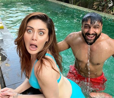 সুইমিংপুলে স্বামীর সঙ্গে ছবি প্রকাশ করে তোপের মুখে শেফালি