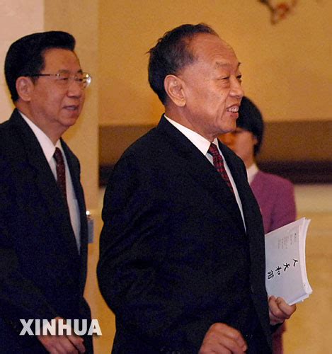 李肇星外长步入记者招待会会场