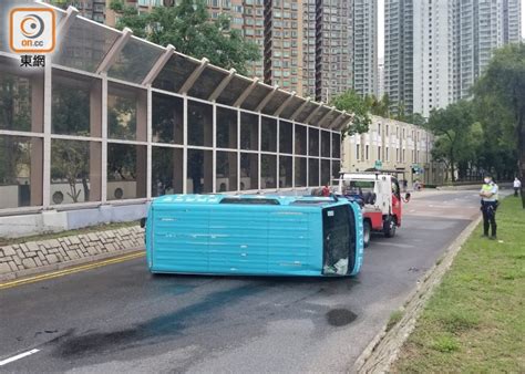 將軍澳客貨車疑路滑自炒 撞欄翻側司機受傷｜即時新聞｜港澳｜oncc東網