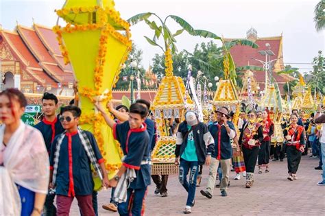 ປະເພນີແຫ່ຜາສາດເຜິ້ງ ງານບຸນນະມັດສະການພະທາດຫຼວງ Updatelaos