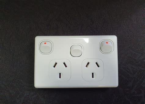 Double Powerpoint 10amp With Extra Switch White Gen3 Uniquip Electrical