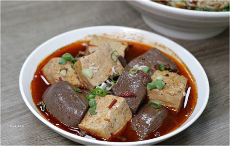 高雄｜重慶山城麵庄：藏身巷弄間的重慶麵食小館，經典必吃又麻又辣的牛肉酸辣粉 輕旅行