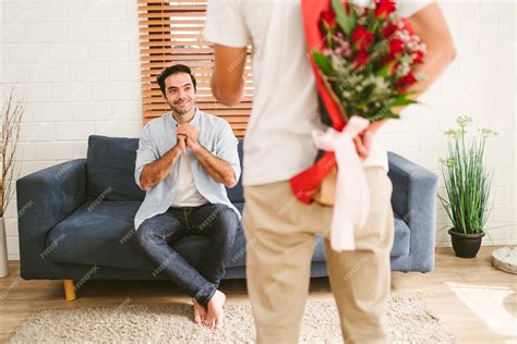Joven Pareja Gay Mirando Al Novio Sosteniendo Un Ramo De Rosas A Sus