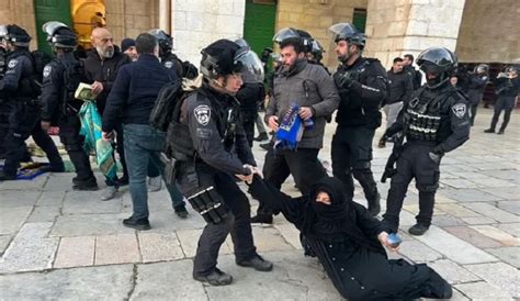 إعتقال مئات المصلين والمعتكفين داخل المسجد الأقصى قناة العالم الاخبارية