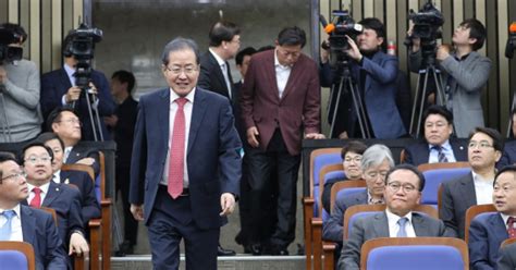 한국당 보수통합 논란 일단락洪 오늘로써 상황 끝