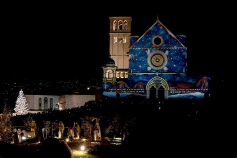 Natale Ad Assisi Accese Le Spettacolari Illuminazioni Scenografiche Il Primo Presepe Di