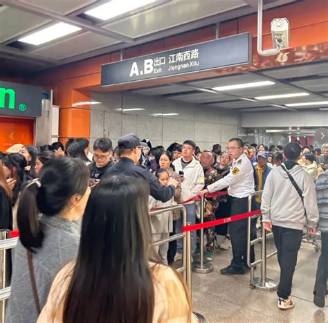 廣州地鐵機場式安檢新規爆民怨 乘客入站排長龍等半小時紙巾都要查