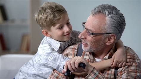 Nonno Dabbraccio Del Nipote Con Amore Minuti Preziosi Della Famiglia
