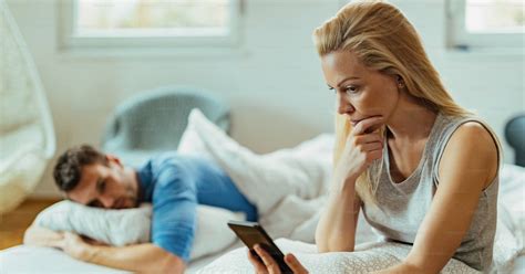 그녀의 남자 친구가 배경에서 침대에서 자고있는 동안 휴대 전화로 문자 메시지를 읽는 불쾌한 여자 사진 Unsplash의 세르비아 이미지