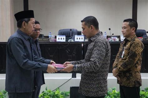 Rapat Paripurna DPRD Paluta Bahas Nota Penjelasan Rancangan KUA Dan