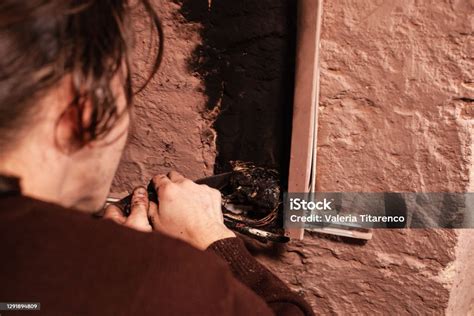 한 남자가 탄 소켓을 고치다 단락 탄 전선 벽에 연기와 화재의 흔적 전기 콘센트가 완전히 녹아 전기 히터를 사용하여 전압 강하