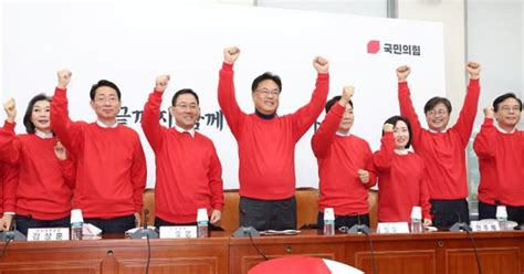 붉은악마 옷 입은 與 대한민국 축구 응원 깜짝 퍼포먼스