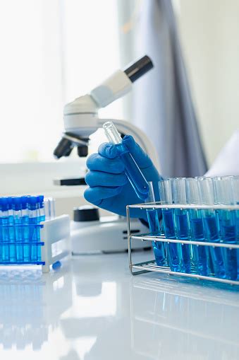 연구원 과학자들은 화학 과학 실험실 또는 실험 기술 의학 생물학에서 청색 액체로 체외 분석을 수행합니다 세로로 원격 사진 Dna에 대한 스톡 사진 및 기타 이미지 Istock