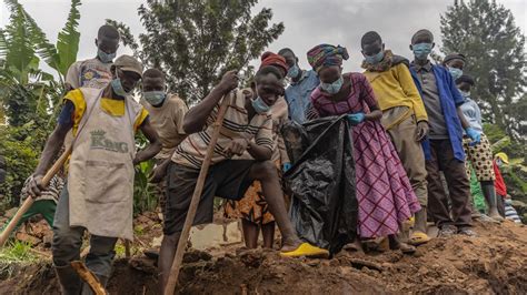 Ngoma Ruanda Helfer Und Bewohner Warten Darauf Dass Leichen Geborgen