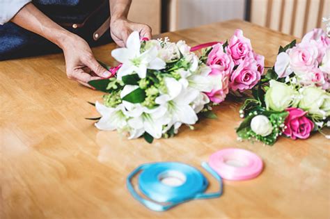 인공 꽃 조끼 장식 집에서 배열 젊은 여성 꽃집 작업 Diy 인공 꽃 공예 및 손으로 만든 개념 조직 만들기 Diy에 대한 스톡