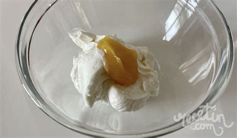 Десерт от гръцко кисело мляко с мед и сладка ябълка