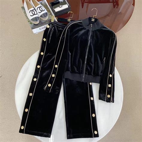 ქალის სპორტულები და ქალის სპორტულები და ელასტიკები