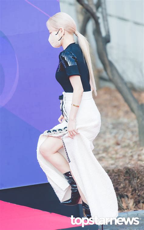 Hd포토 소녀시대 태연 절개라인 사이로 드러난 각선미 2022 제11회 가온차트 뮤직 어워즈 네이트 연예