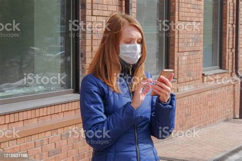 검역 중 의료용 마스크를 쓴 한 여성이 길거리에서 혼자 걷고 있다 코로나 바이러스에 대한 보호 얼굴 마스크에 여성의 초상화