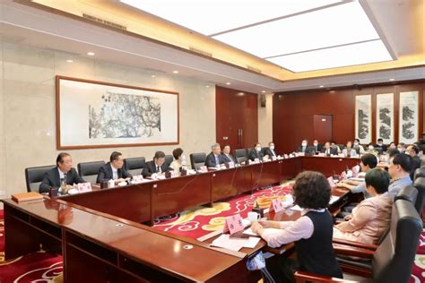 陕西省政协向住陕十三届全国政协常委和委员颁发纪念牌政协