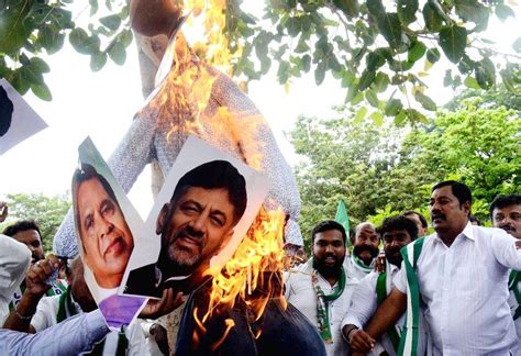 JD S Party Leaders And Workers Burn An Effigy Of DCM DK Shivakumar And L R Shivarame Gowda