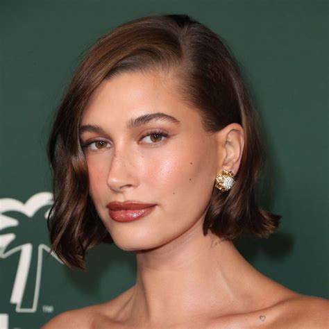 Hailey Bieber Enseña Su Maquillaje Navideño Inspirado En Cascanueces