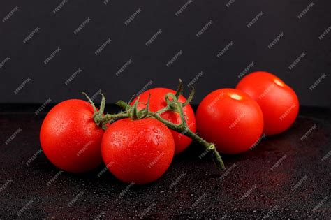 Premium Photo Juicy Sweet Red Tomatoes On A Black Background Healthy