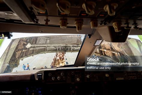 보잉 B747 점보 제트기에서 소를 하역하는 동안 조종사의 관점에서 볼 수있는 조종석 앞의 가축 캐리어와 열린 코화물 문 2명에
