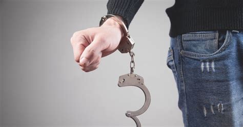 수갑차고 식당 돌아다니던 20대 붙잡혀 열쇠 없어서”