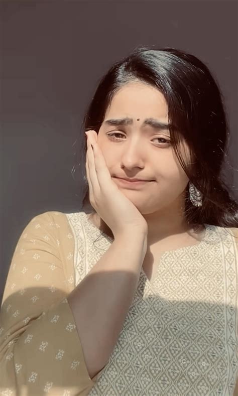 ঈশিতা কেমন আছেন সবাই🌺🌺 Facebook