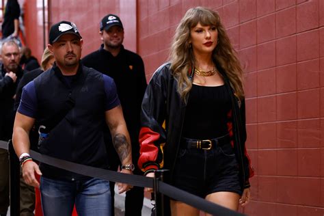 Taylor Swift Wears Short Shorts at Travis Kelce’s Chiefs-Buccaneers Game