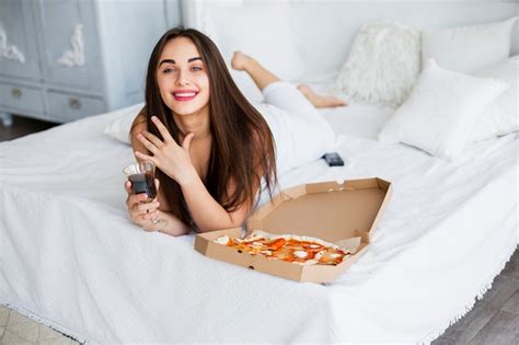 Mujer Sonriente De Alto ángulo Comiendo Pizza Foto Gratis