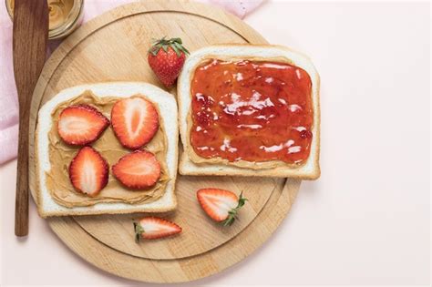 Sándwiches De Mantequilla De Maní Con Mermelada De Fresa Y Fresa Sobre