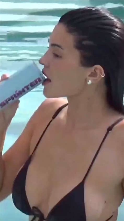 Kylie Jenners Sprinter Vodka Soda Ad Slammed As A Joke As She