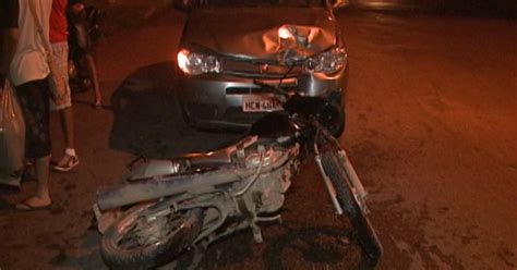 G1 Motociclista fica ferido após bater de frente carro em Divinópolis notícias em Centro