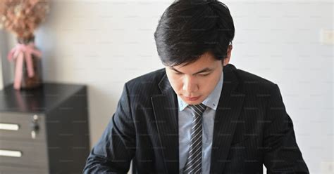 검은 양복을 입은 사업가의 초상화는 컴퓨터 태블릿을 사용하고 사무실에서 데이터를 분석합니다 사진 Unsplash의 매니저 이미지