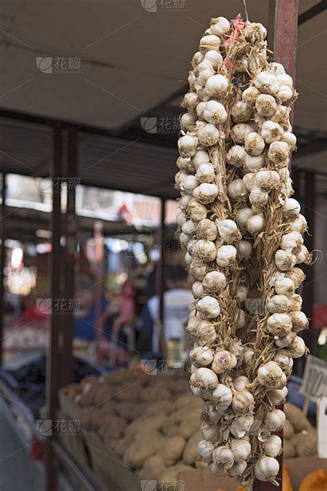 新鲜美味的蔬菜和水果在绿色市场